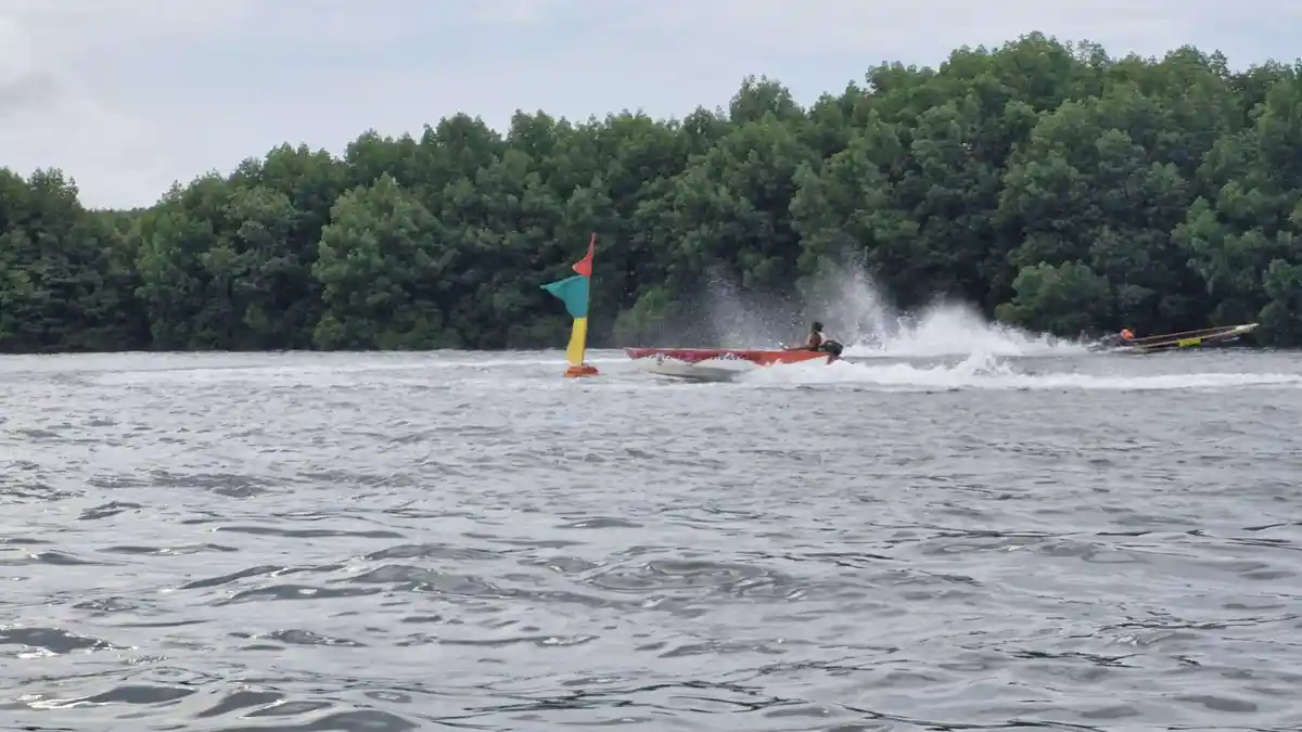 Begini Serunya Adu Cepat Perahu Ketinting di Tanjung Limau Bontang ...