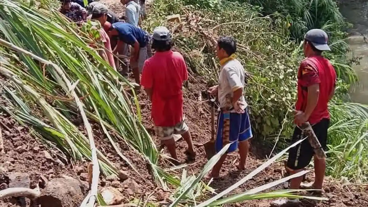 Longsor Landa Dua Desa di Polman, Akses Jalan Terputus, Satu Lansia ...
