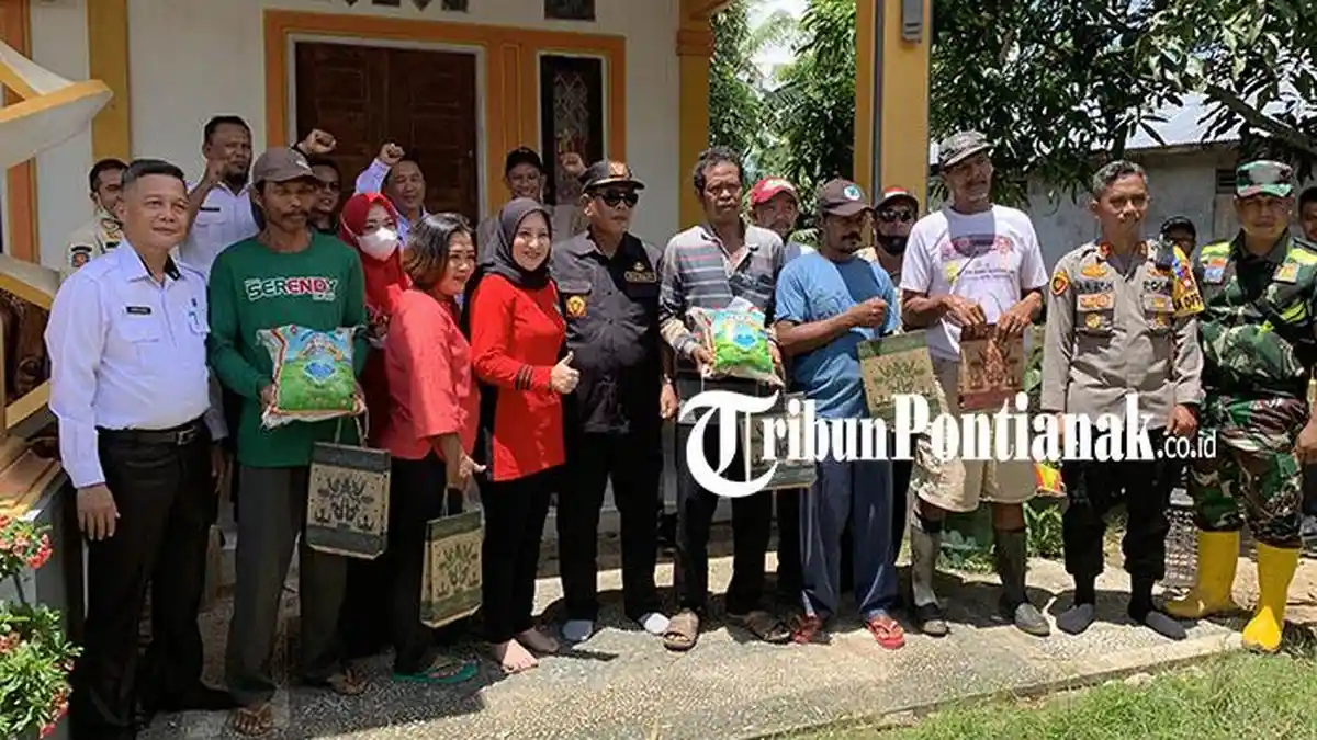Tinjau Pemukiman Terdampak Banjir dan Serahkan Bantuan Kepada Warga ...