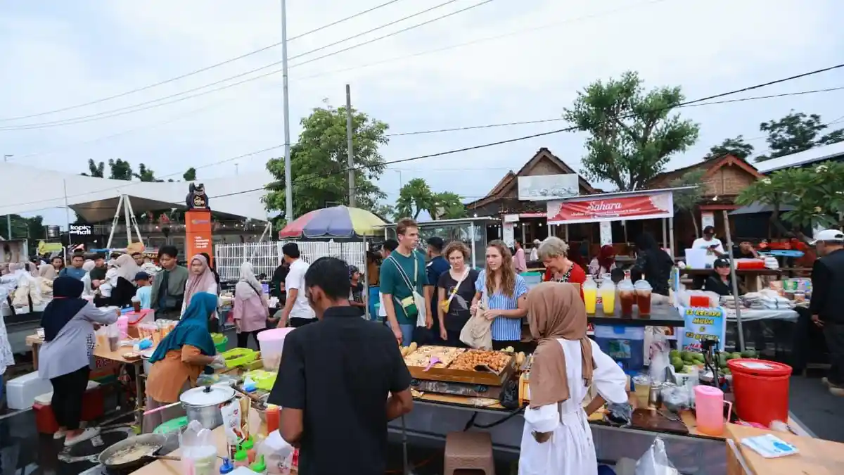 Warga dan Turis Antusias Berburu Kuliner Ramadan di Pasar Takjil ...