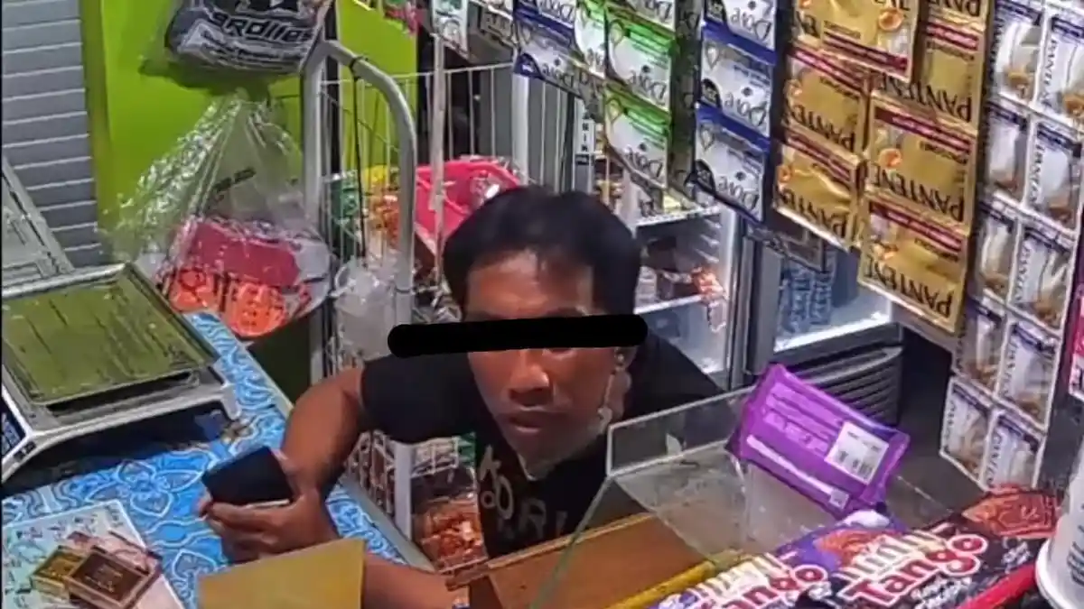 Terekam CCTV Aksi Pria di Surabaya Curi Rokok di Toko Madura, Awalnya ...