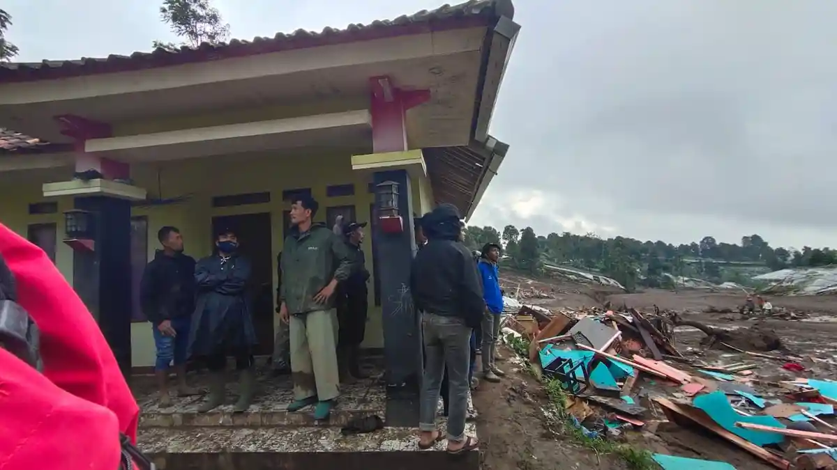 Dikelilingi Puing, Rumah Bertirai Ungu Berdiri Kokoh di Tengah Lokasi ...