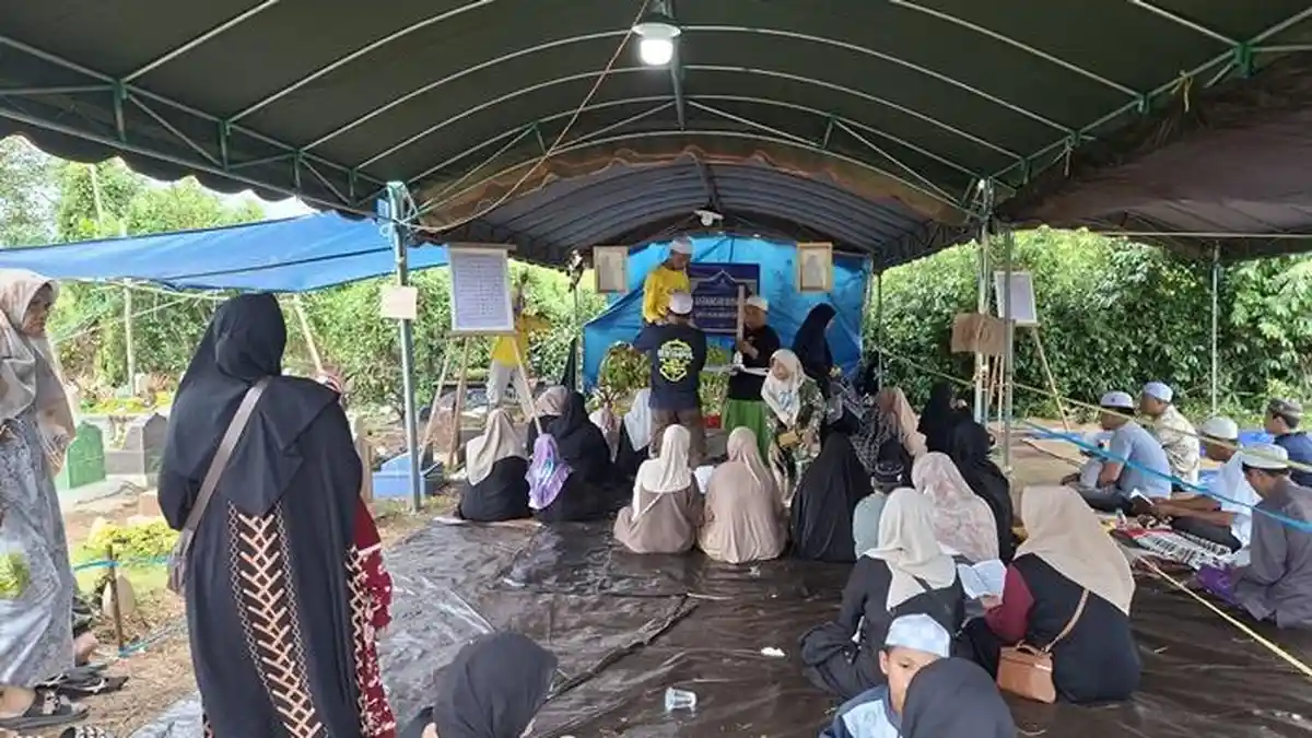 Peziarah Berdatangan ke Pusara Ustazah Hasanah di Alkah Muslim Pulau ...