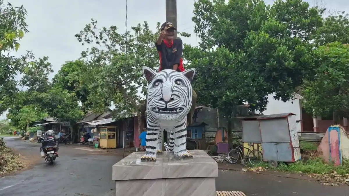 Penampakan Patung Harimau Putih di Desa Balongjeruk Kediri Dihujat ...