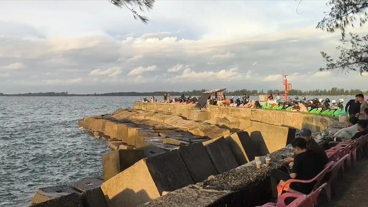 Pantai Batu Tahu di Bengkulu, Destinasi Unik Favorit Wisatawan Pemburu ...
