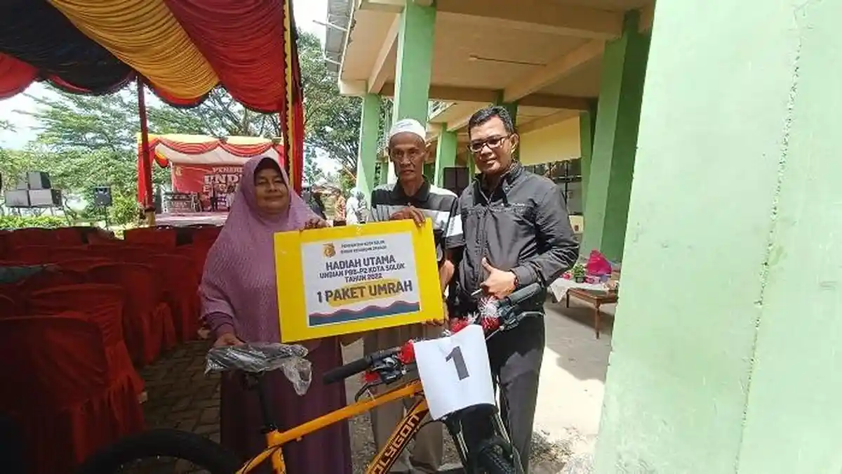 Sepasang Suami Istri di Kota Solok Menang Undian Taat Bayar Pajak ...