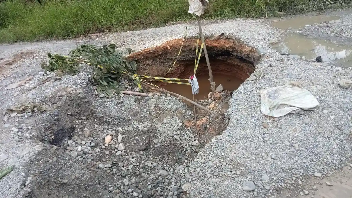 Lubang Sedalam 1,5 Meter Menganga di Jalan Lintas Provinsi di Desa ...