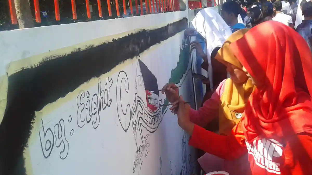 Orangtua Murid dan Ratusan Siswa SMPN 23 Semarang Bikin Mural Serta ...