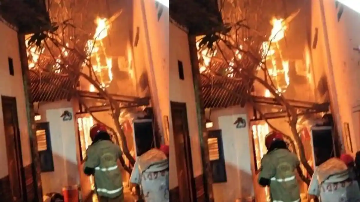 Rumah Lansia di Surabaya Terbakar Hebat, 18 Unit Damkar Turun Tangan ...