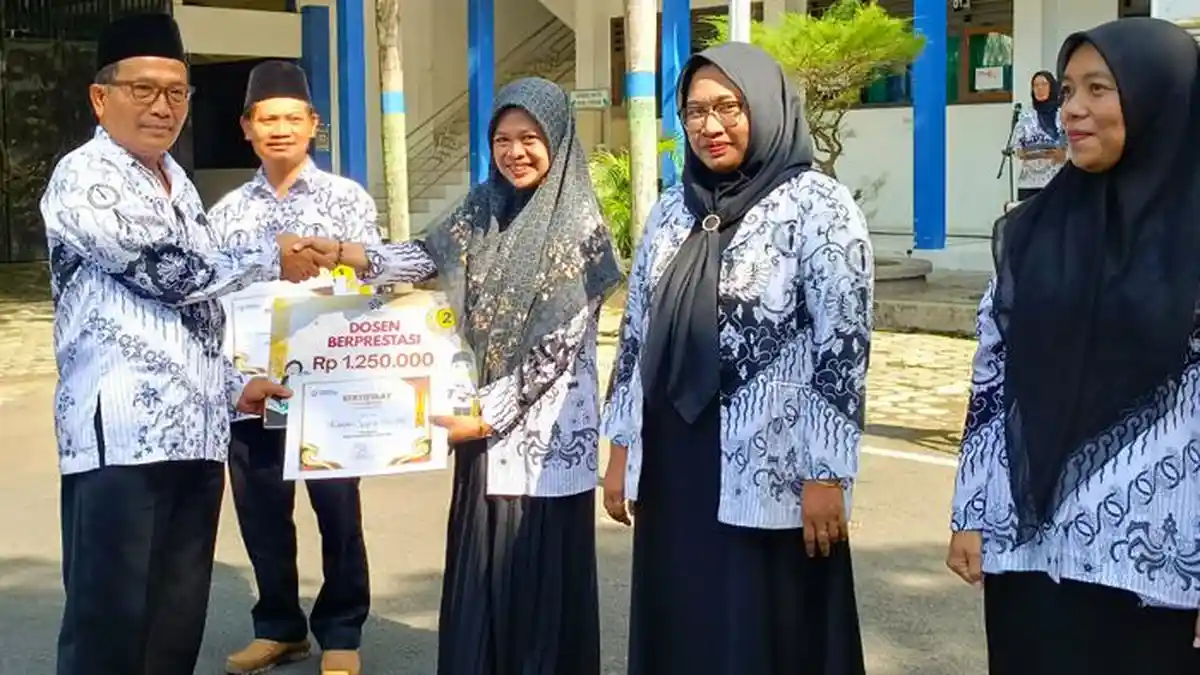UBhi PGRI Tulungagung Gelar Upacara Hari Guru Nasional dan HUT PGRI ke ...