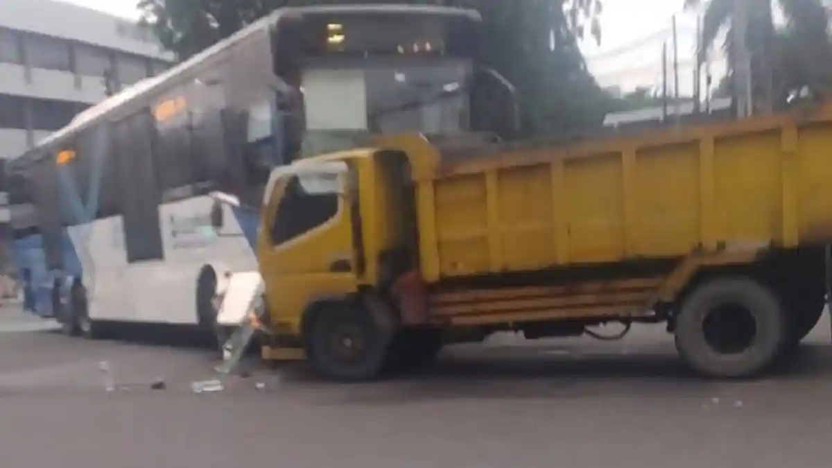 Kecelakaan Hari Ini di Jakarta Pusat, Transjakarta Adu Banteng Lawan ...