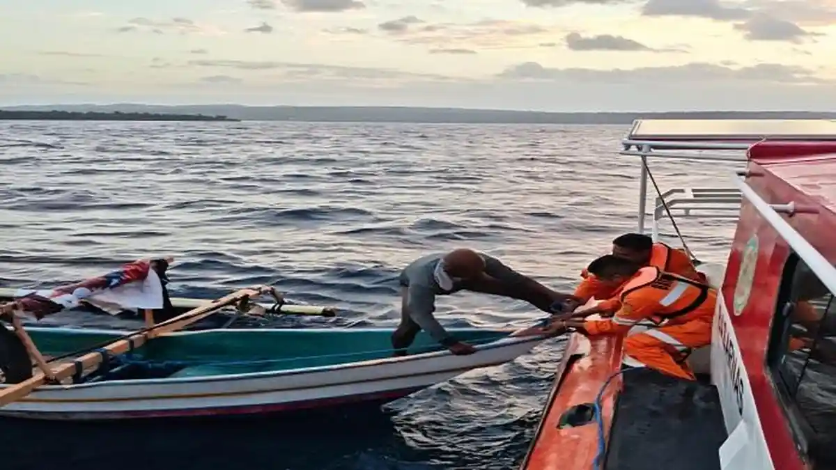 Tim SAR Gabungan Evakuasi Nelayan yang Perahu Mati Mesin di Perairan ...