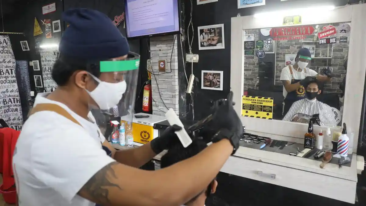 FOTO: Terapkan Protokol Kesehatan, Unit Usaha Barberman Kembali Buka ...