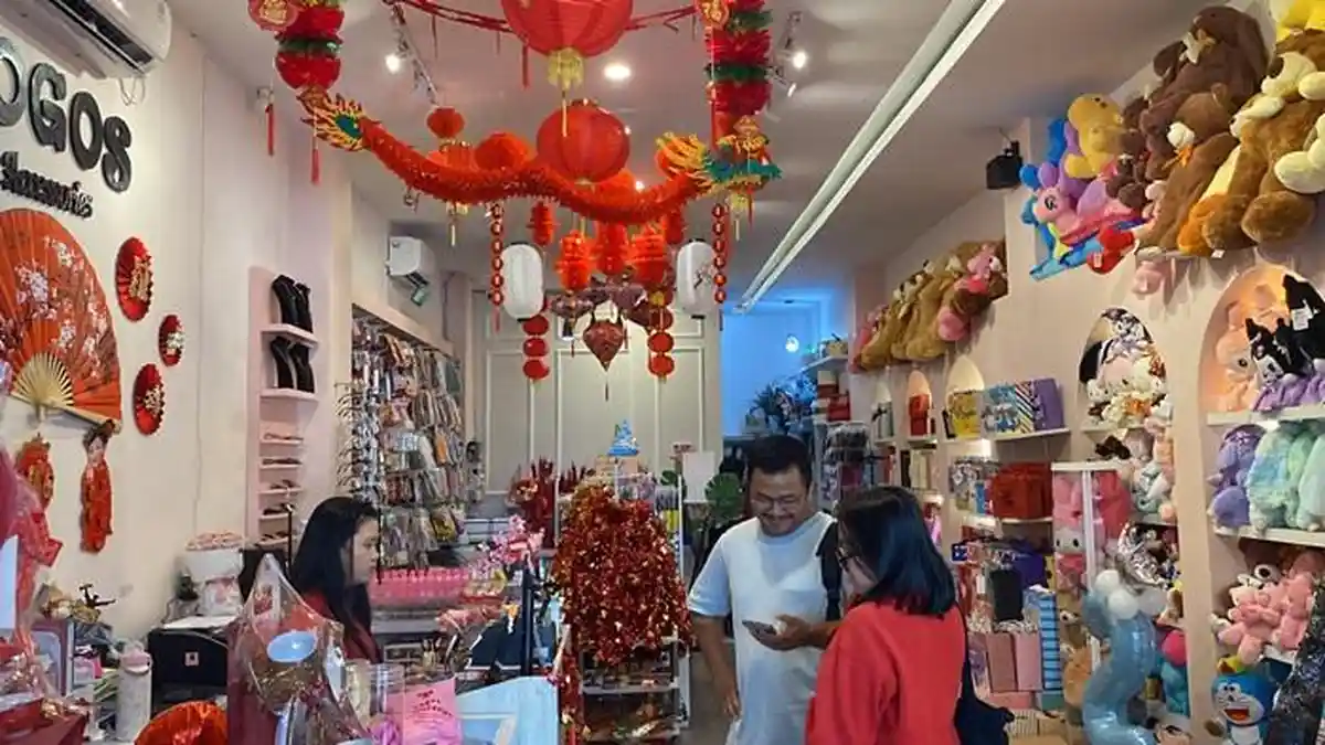 Suasana Imlek 2026 Warna Merah dan Emas Dominasi Toko Pernak-Pernik ...