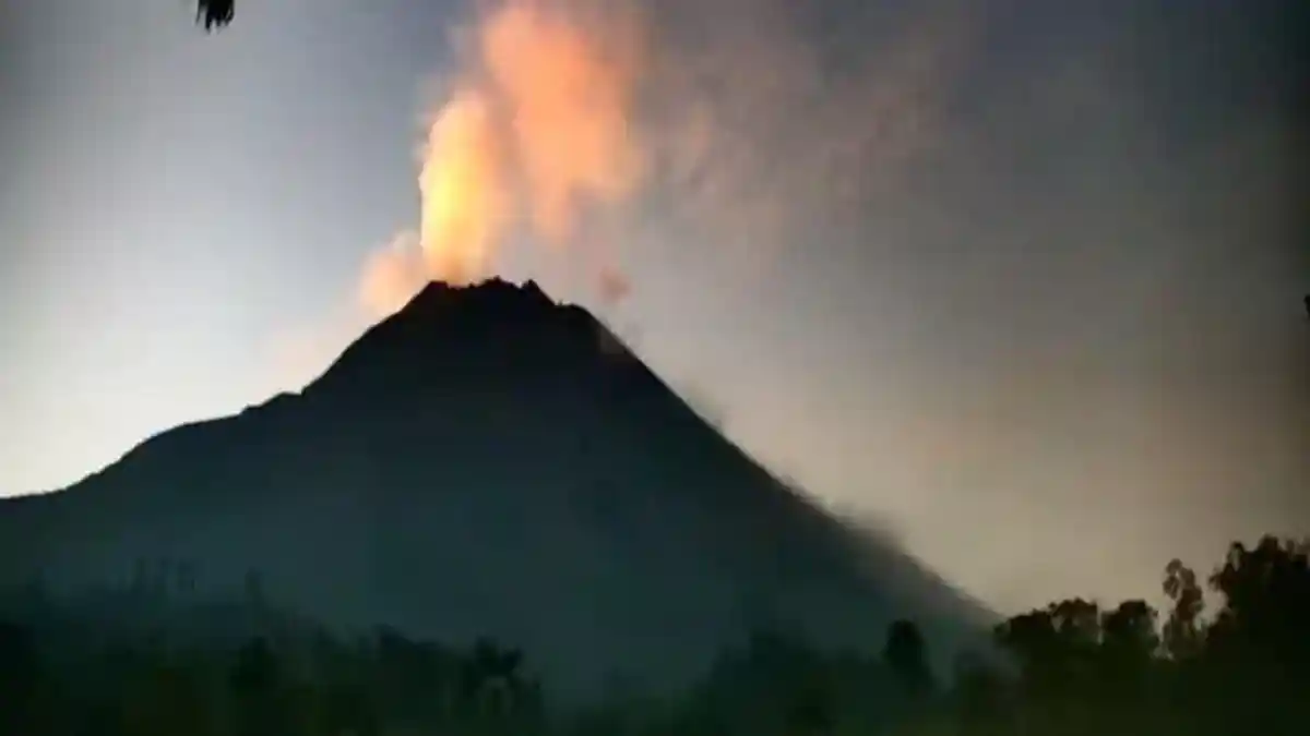 Merapi Luncuran Lava Pijar Sembilan Kali Dalam Kurun Waktu 6 Jam ...