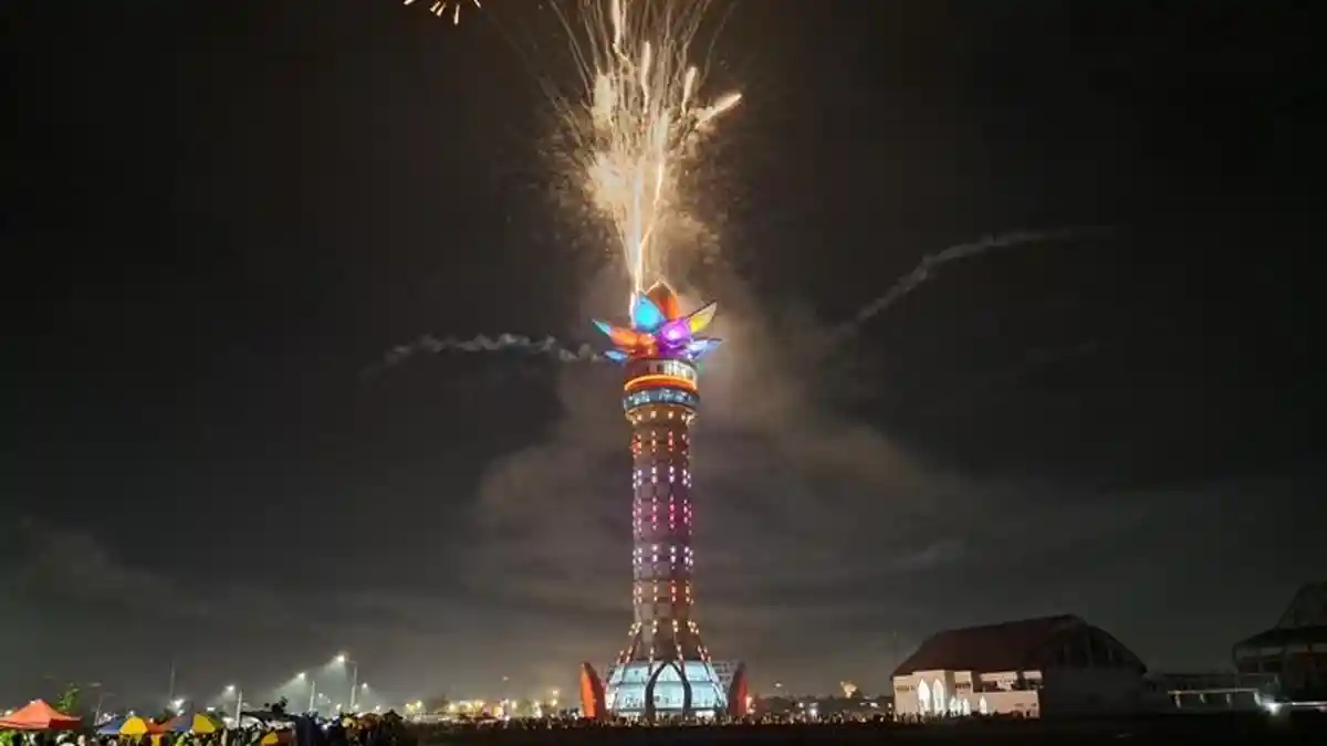 Bikin Pengunjung Takjub, Pesta Kembang Api Tahun Baru Meriah di Menara ...