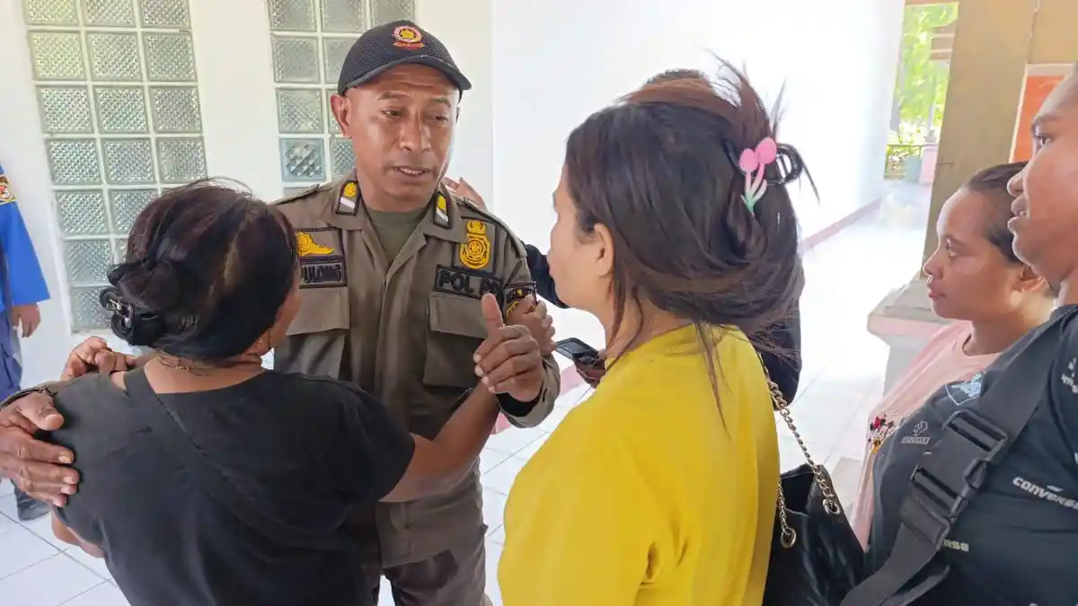 Bupati Sikka Bantah Melarikan Diri dari Pedagang Pasar Alok yang Demo ...