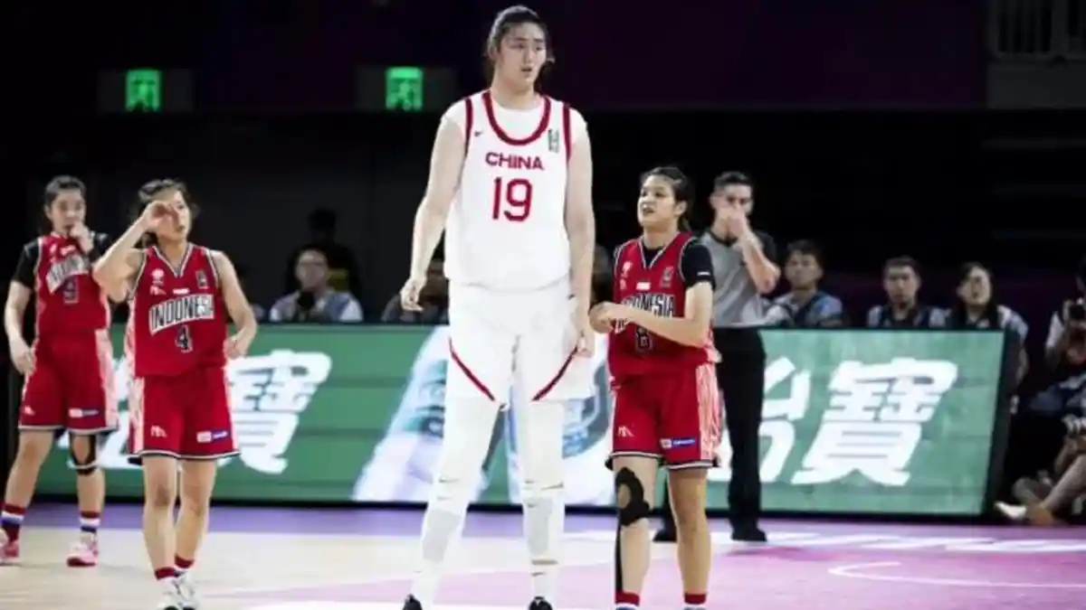 Inilah Sosok Zhang Ziyu, Wanita Pebasket Viral Tinggi 2,2 Meter, Pemain ...