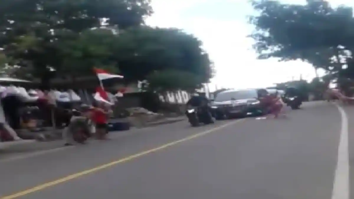 Saat Jokowi Lewat, Emak-emak Ini Langsung Tidur di Jalan, Terungkap ...