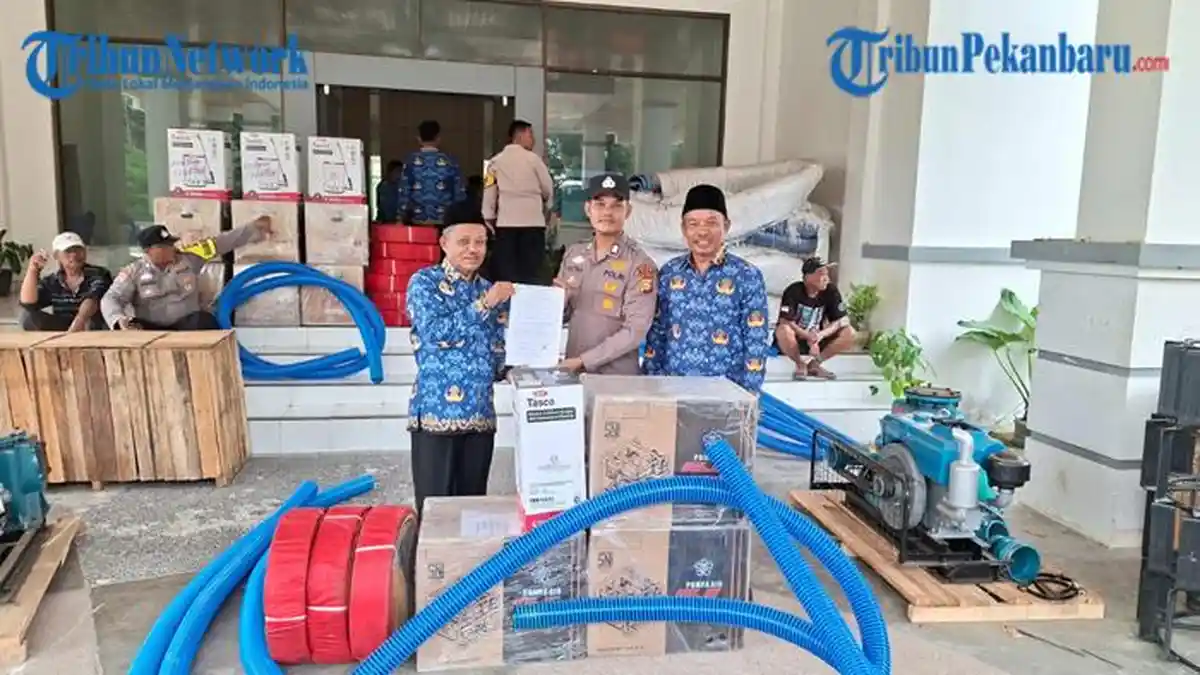 Petani di Siak Terharu Terima Alsintan, Pompa Air dan Sprayer Siap ...