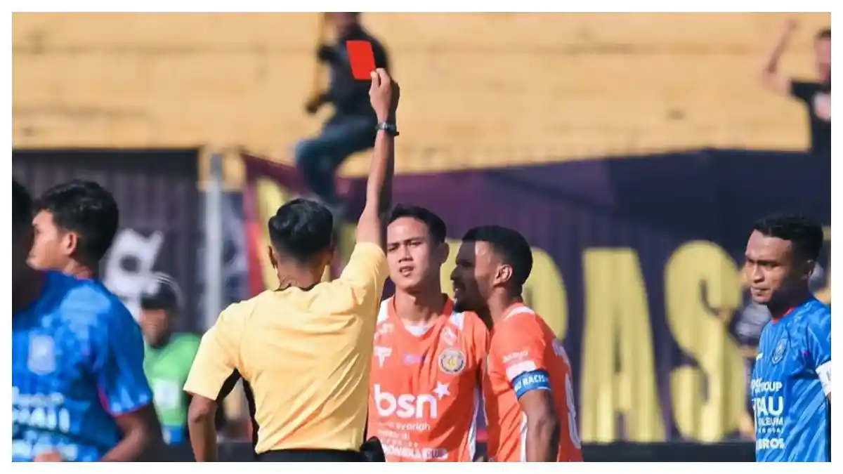 Sosok Dimas Pamungkas, Bek Persiraja Penerima Kartu Merah Tercepat saat ...