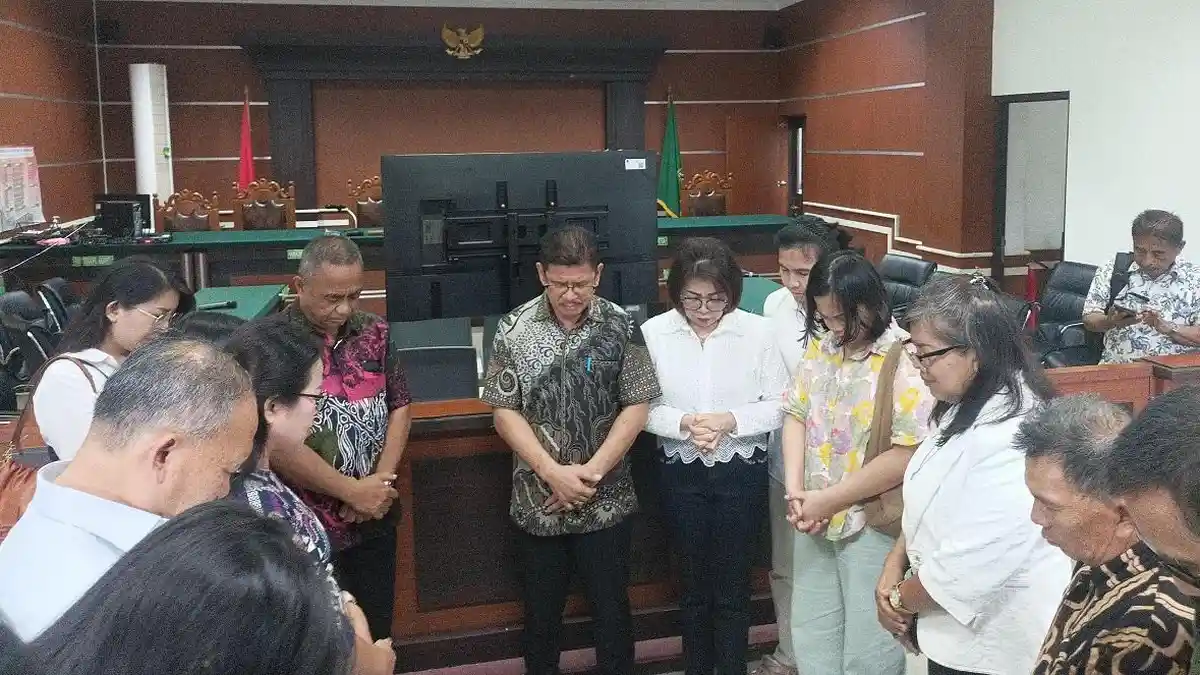 Gelar Doa Usai Sidang Dana Hibah GMIM, Ini Harapan Keluarga Fereydy ...