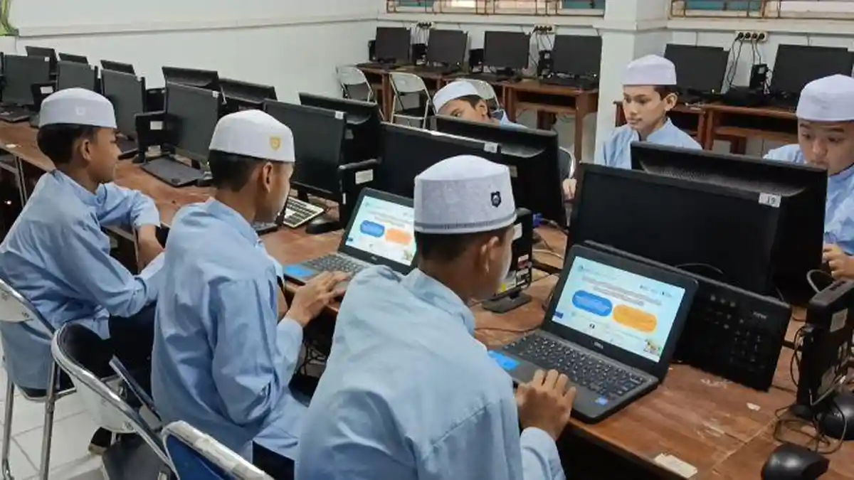 SMPN 1 Cirebon Rasakan Manfaat Laptop Chromebook Bantuan Nadiem Makarim ...