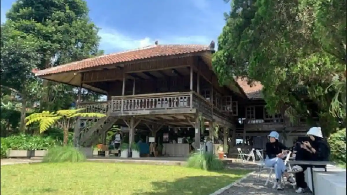 Healing Sambil Ngopi di Stuco at Citeko Hills, Pemandangan Gunung Gede ...
