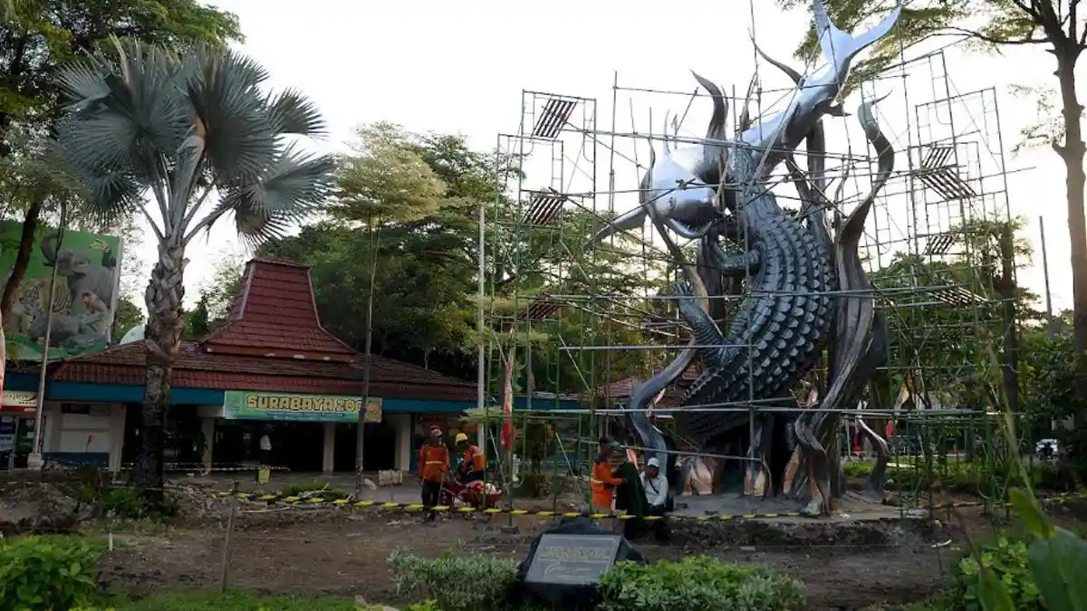 Pemkot Surabaya Percantik Wajah KBS, Patung Surabaya Dicat Ulang ...