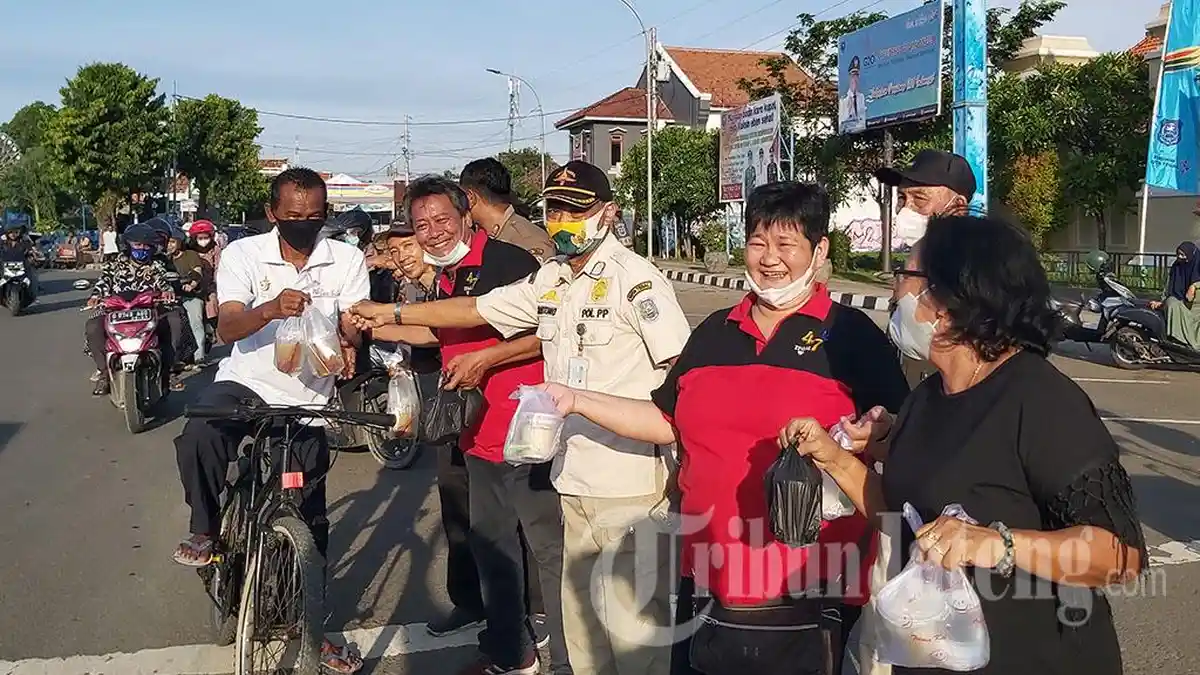 Grup Whatsapp 47 Warga Tionghoa di Tegal Berbagi 1.000 Takjil ...