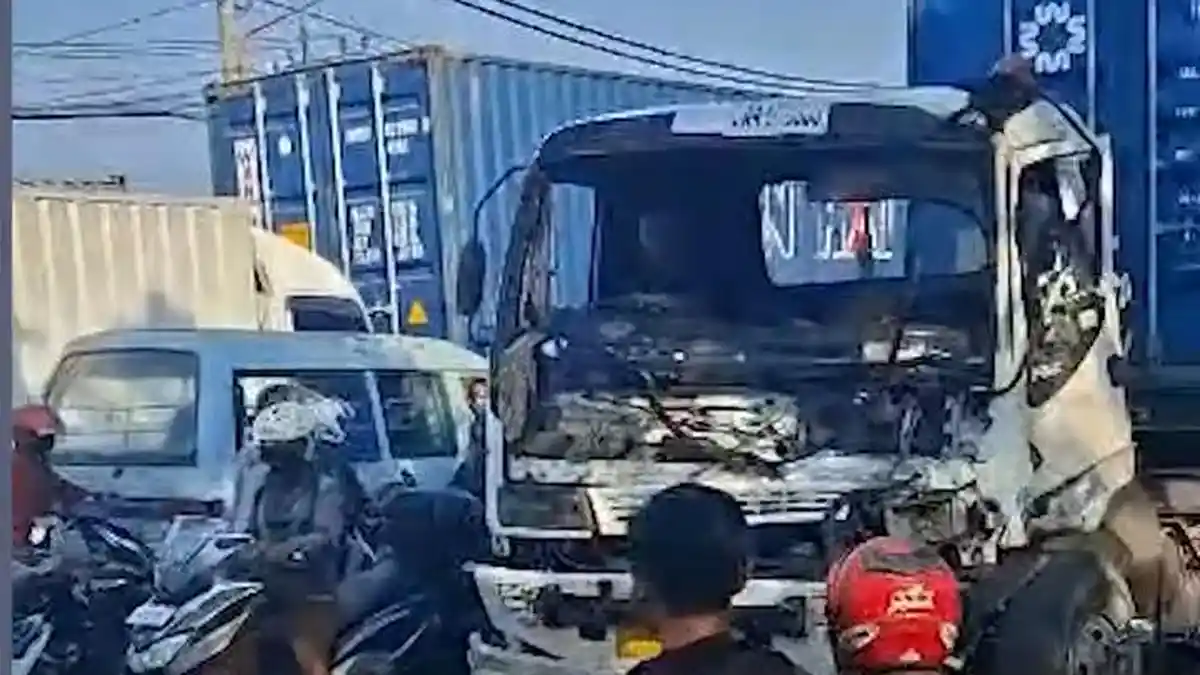 Kecelakaan di Tambak Langon Surabaya, Truk Trailer Tabrak Dump Truk ...