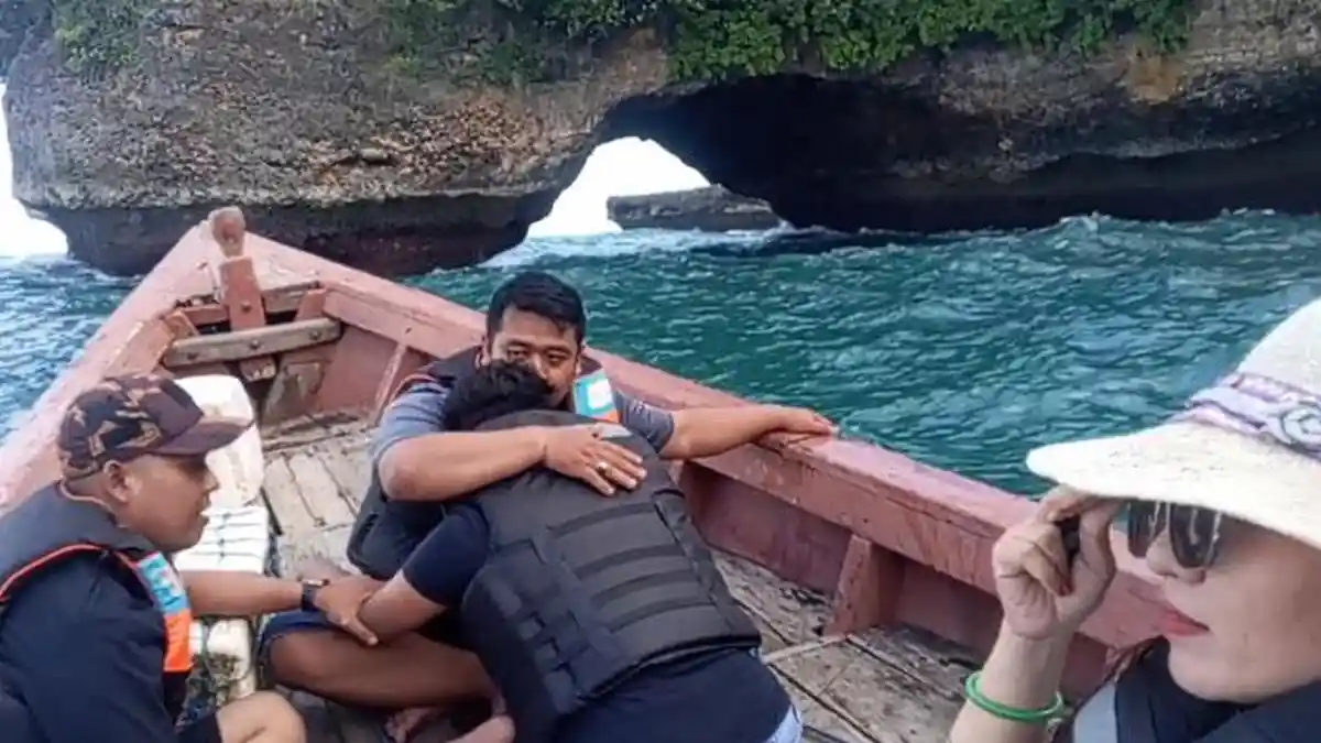 Keindahan Goa Selo Pawon, Pesona Baru Pantai Sine Tulungagung, Perahu ...