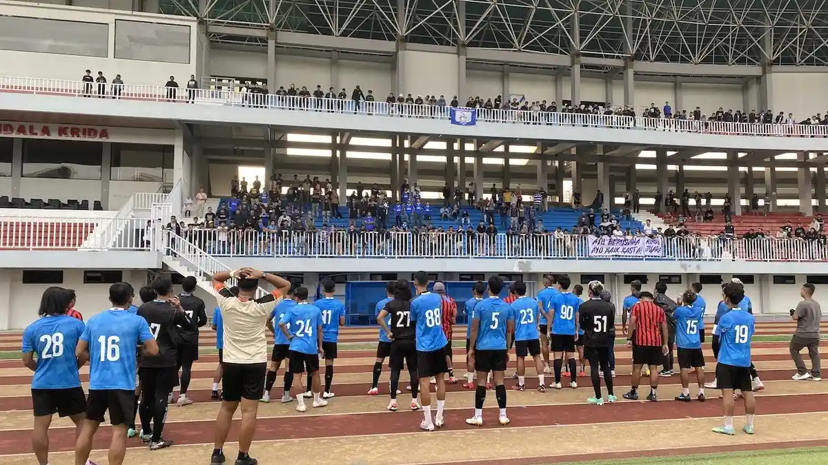 PSIM Yogyakarta Dapat Dukungan Suporter Sebelum Berangkat ke Padang ...