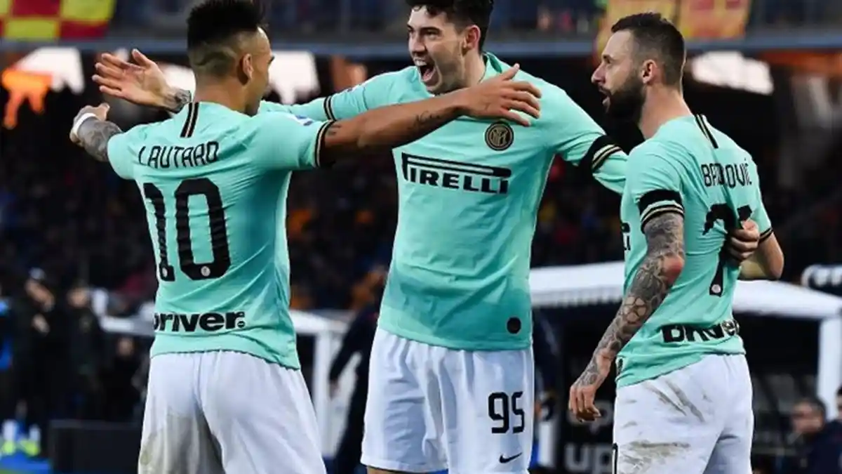 Barcelona Siapkan Tawaran Fantastis untuk Bek Timnas Italia, Bastoni ...