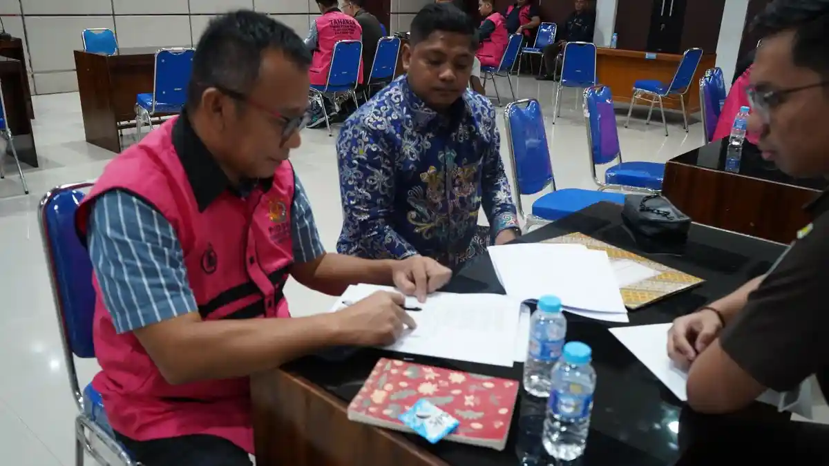 Penyidik Kejati Kalteng Serahkan 5 Tersangka Dugaan Korupsi Zirkon PT ...