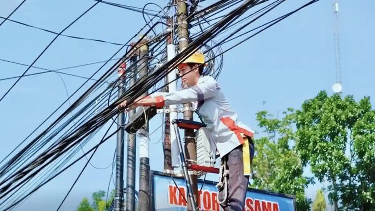 Pemkab OKI Tertibkan Kabel Utilitas Semrawut di Sepanjang Jalan ...