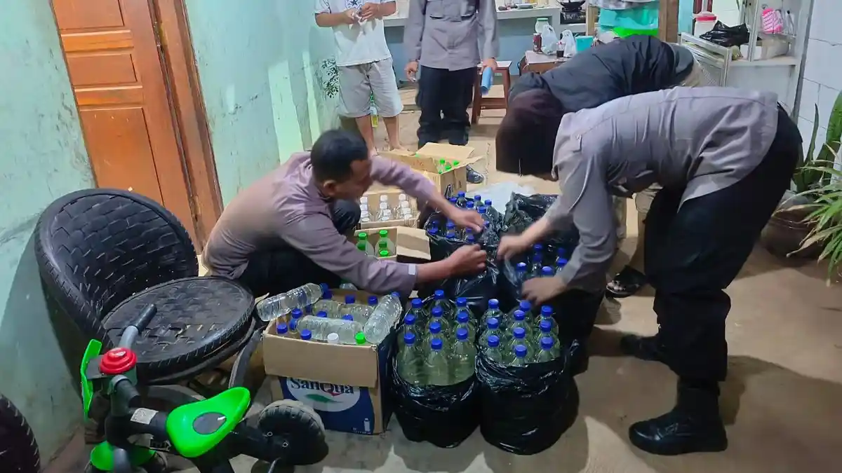 Polisi Sita 197 Liter Miras Ciu dan Gedang Klutuk dari Rumah Warga Saat ...