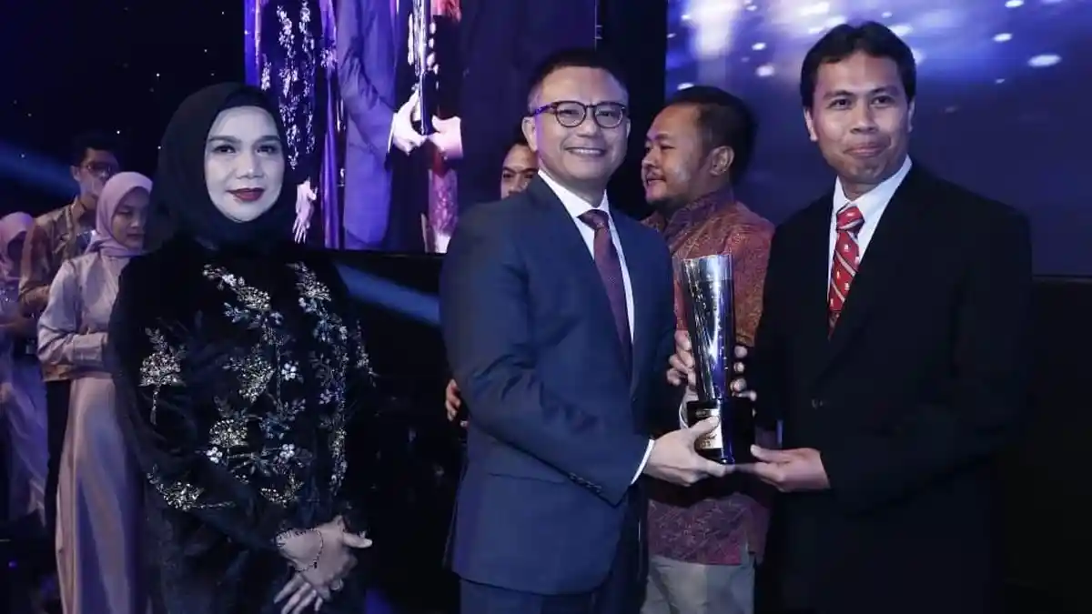 Konsisten Dalam Pelayanan Pendidikan Berkualitas, Unhas Terima Anugerah ...