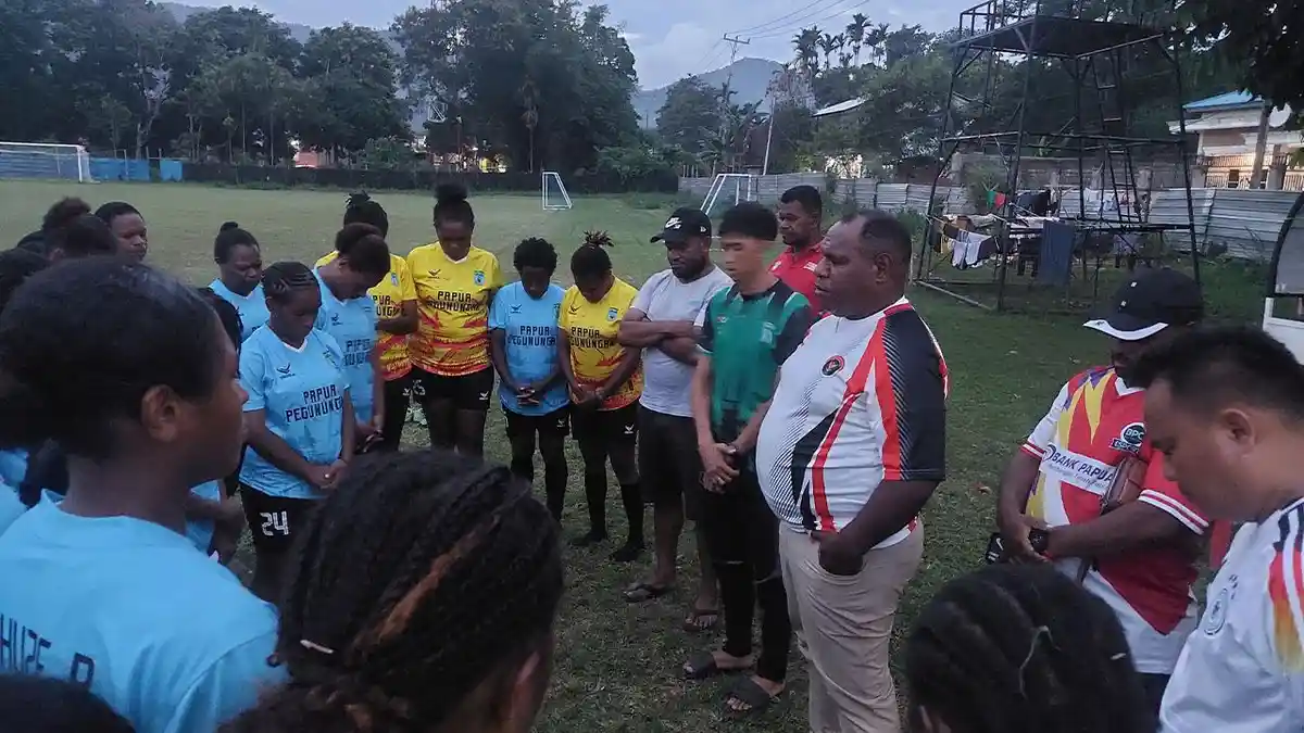 Athenius Murip: Atlet Cabor Sepakbola Putri Papua Pegunungan Siap ...
