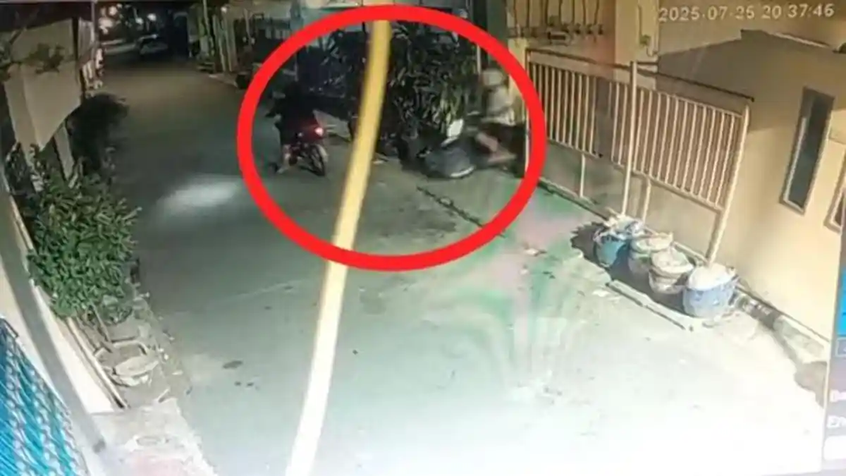 Terekam CCTV, 2 Maling Motor di Rumah Kos Kanginan Surabaya, Motor ASN Raib - Surya.co.id