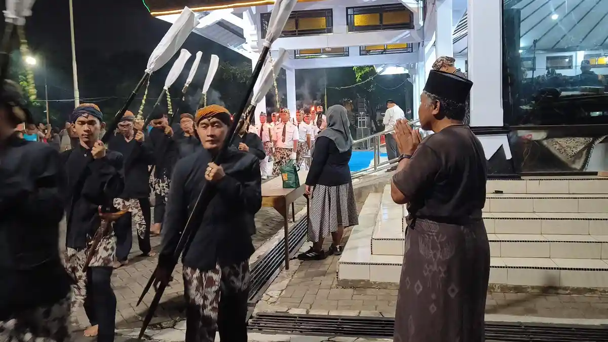 Setahun Berjalan Kaki Ziarah Wali Songo, Pria Asal Sleman Tiba di ...