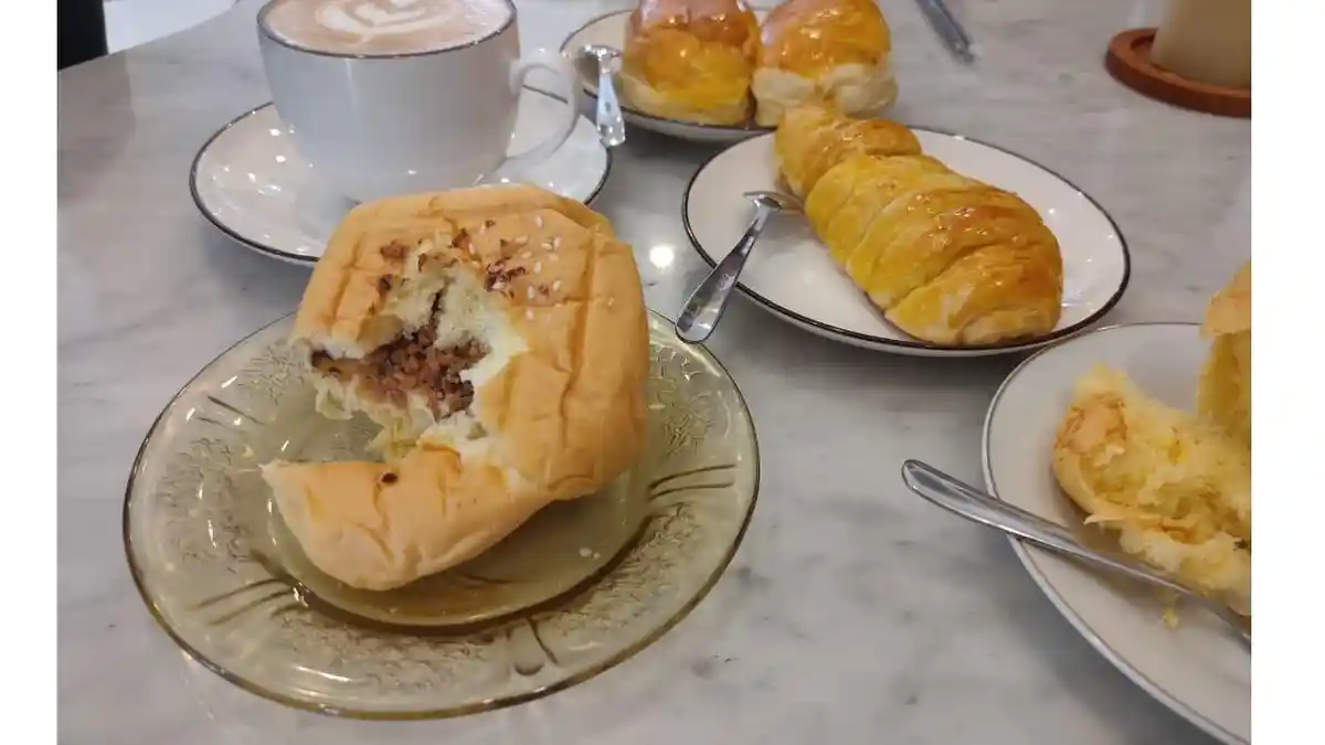 Lembut dengan Sensasi Butter, Roti Bluder Cirebon Siap Jadi Ikon ...