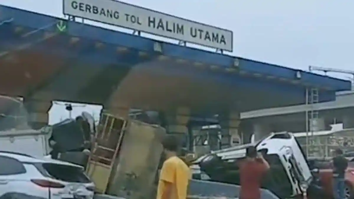 Video Viral Kecelakaan Beruntun di Gerbang Tol Halim Utama, Terkuak ...