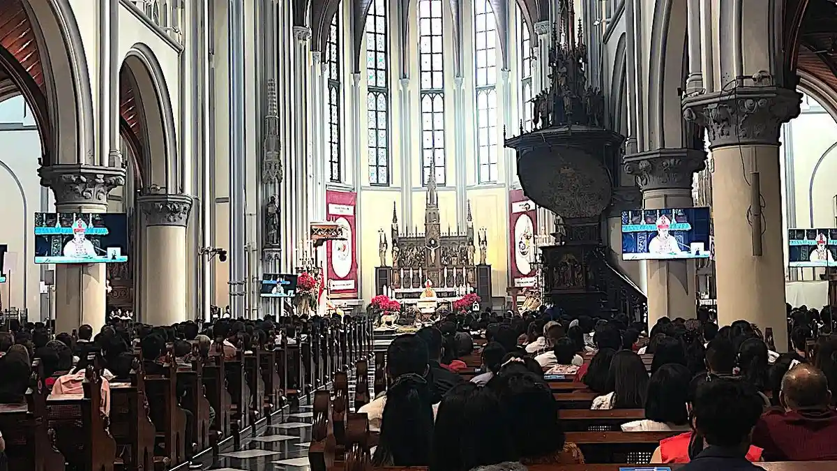 Natal 2025, Ribuan Umat Padati Gereja Katedral Jakarta Ikuti Misa Pagi ...
