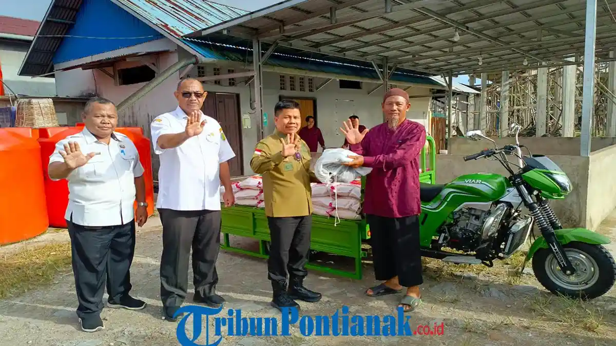 Bupati Sambas Satono Serahkan Bantuan Tosa Pontren Al-Furqon ...