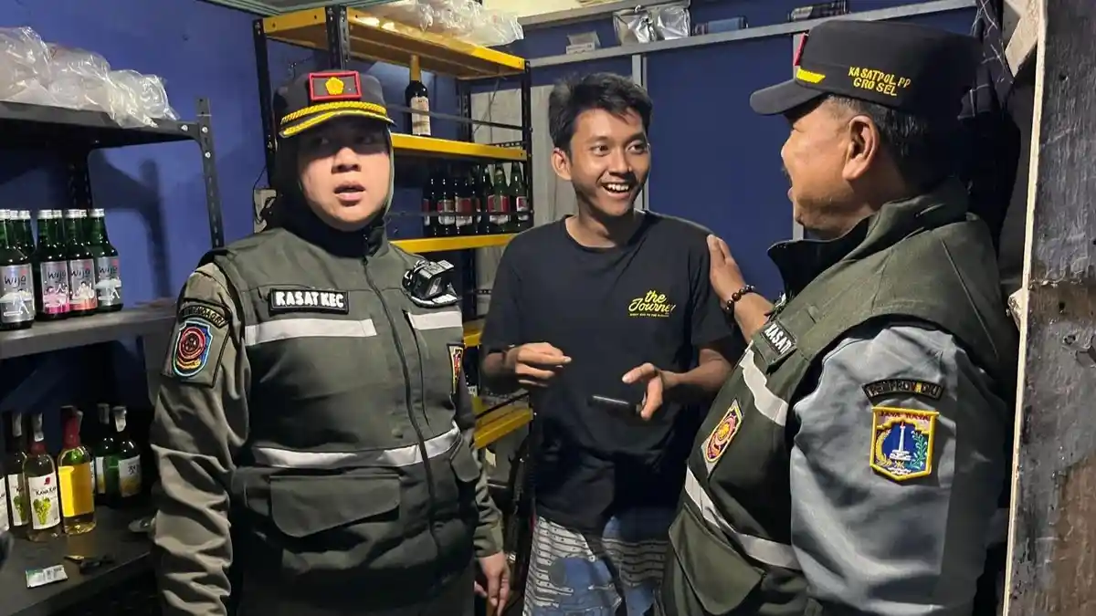 Satpol PP Operasi Penertiban Ramadan, Vodka hingga Whisky Disita dari ...