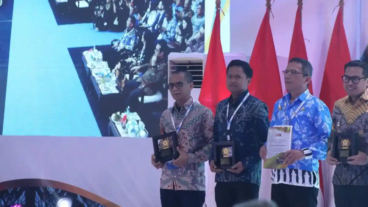 CEO Tribun Network Dahlan Dahi Terima Penghargaan di Puncak Acara HPN ...