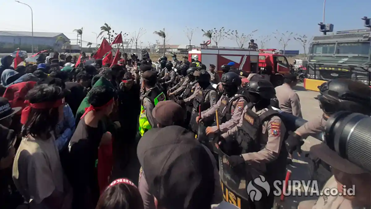 Forkot di Gresik Demo Tolak Perubahan JIIPE Menjadi KEK, Ancam Bawa ...