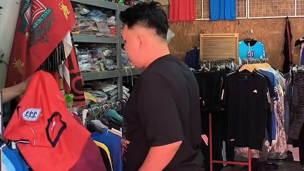 Cerita Penjual Jersey Bola di Lampung, Riri Siapkan Booth Sambut Piala ...