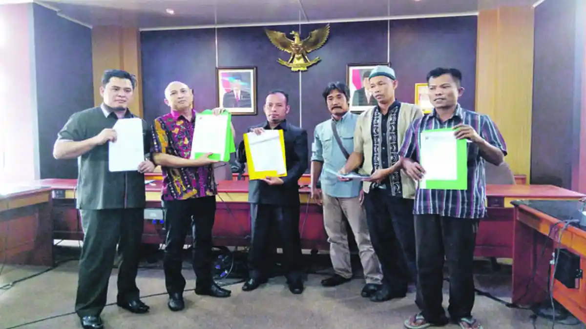 Didit Bawa Tanda Tangan Nelayan ke Menko Polhukam - Bangkapos.com